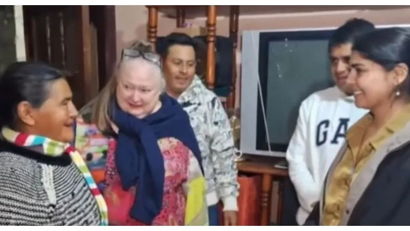 Después de 33 años, hija se reencuentra con su madre biológica en ...